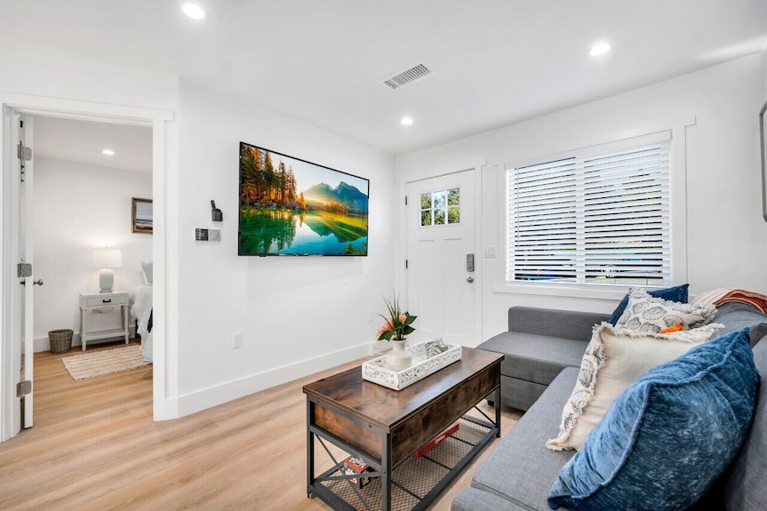 Cozy Cottage, Brand New, Private Yard, Walk To All - 紹曾德奧克斯