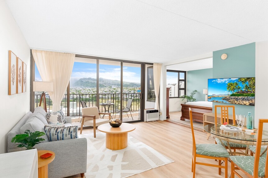 Enjoy Mountain Views W/ Free Parking + Near Beach - Honolulu