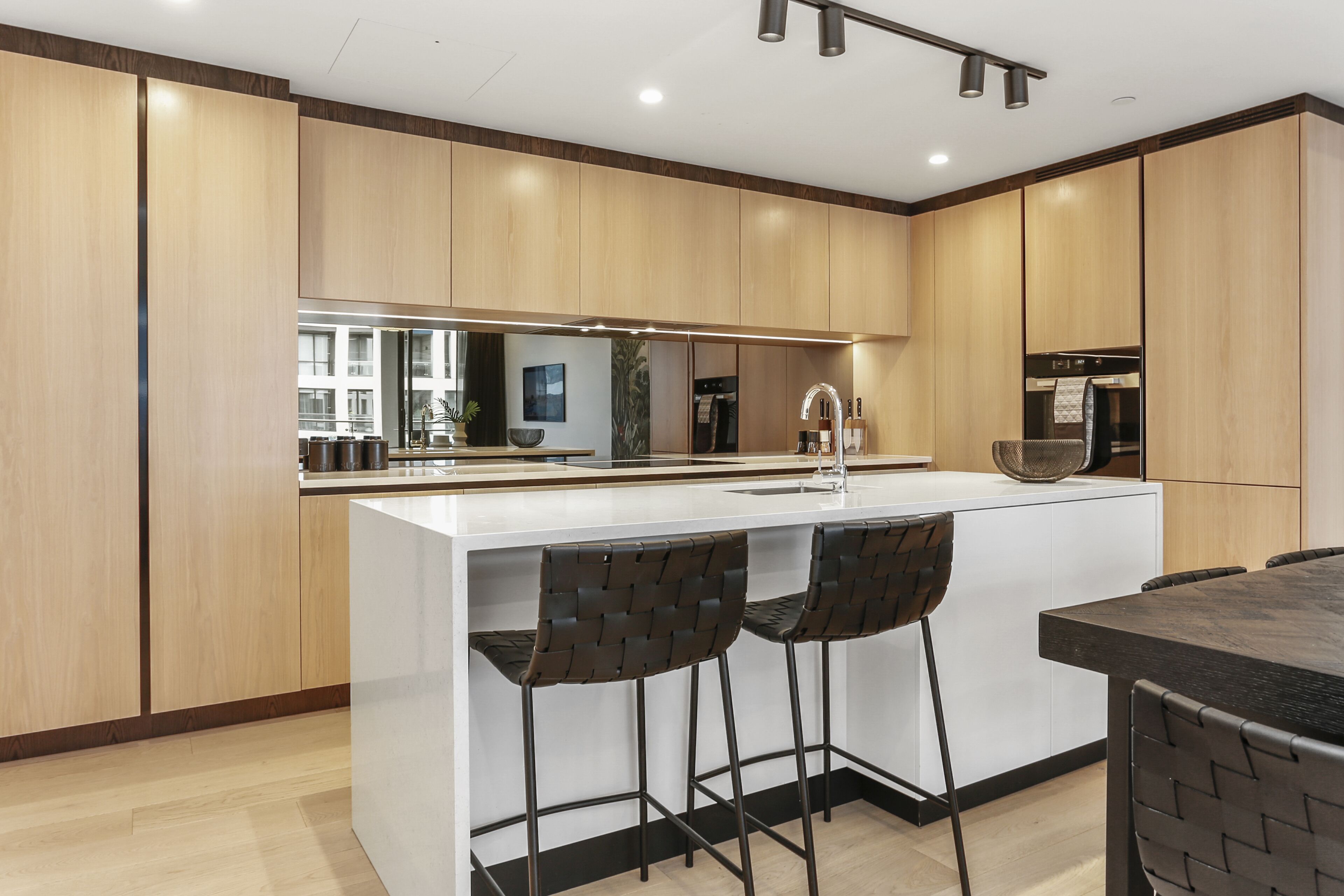 Apartamento luxo | Cozinha privada | Geladeira grande, micro-ondas, fogão, lava-louças