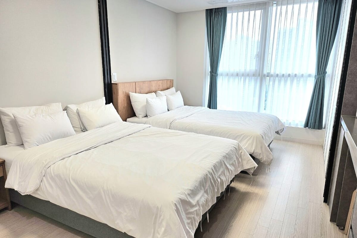 Double Twin Room | Cortinas/cortinados opacos, Wi-fi grátis, roupa de cama fornecida