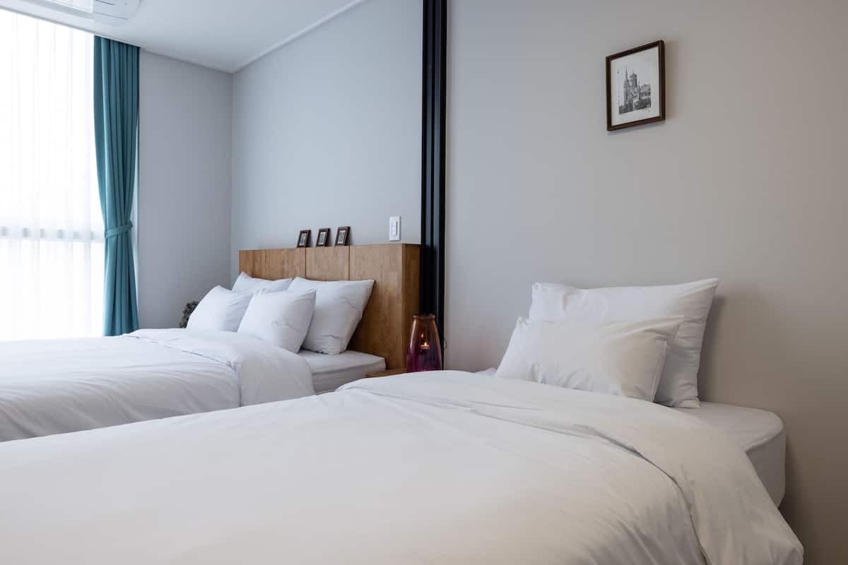 Quarto Familiar | Cortinas/cortinados opacos, Wi-fi grátis, roupa de cama fornecida