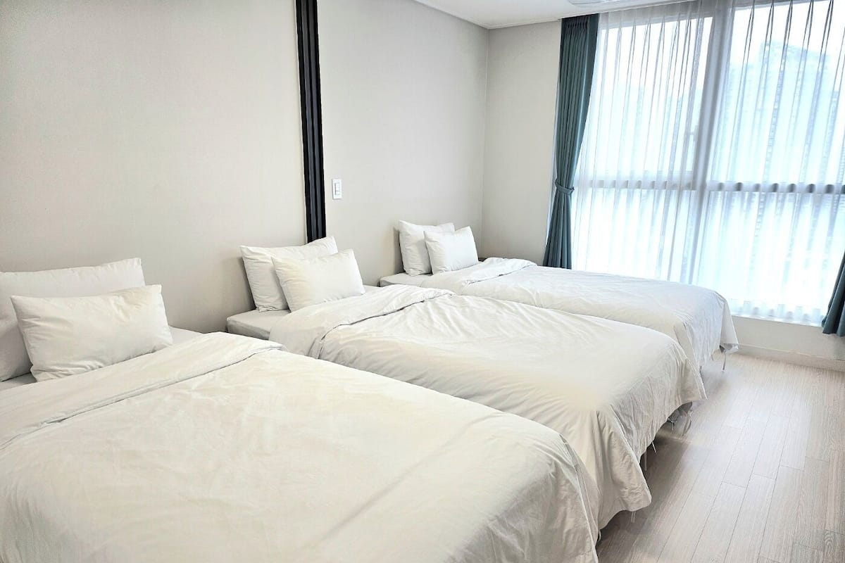 Quarto Triplo | Cortinas/cortinados opacos, Wi-fi grátis, roupa de cama fornecida