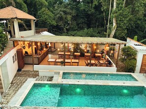 Piscina interna, funciona das 10h às 22h, espreguiçadeiras