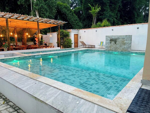 Piscina interna, funciona das 10h às 22h, espreguiçadeiras