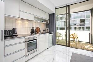 Apartamento Deluxe, varanda, vista para o canal | Cozinha privada | Um frigorífico/congelador grande, um forno, uma placa de cozinha 