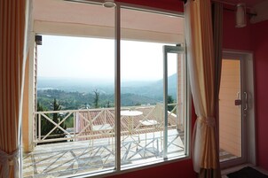 Quarto standard, vista para a colina | Terraço/pátio