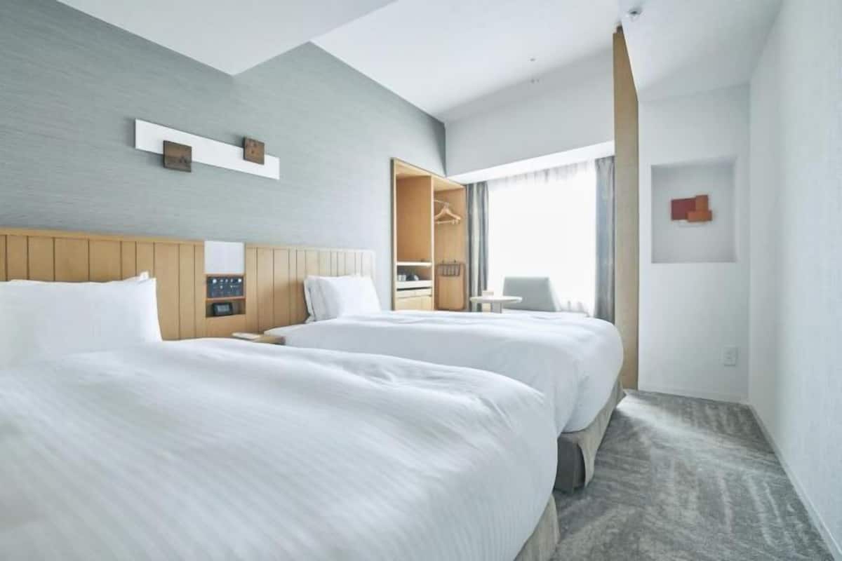 Edredons de pluma, cofres nos quartos, escrivaninha, cortinas blackout