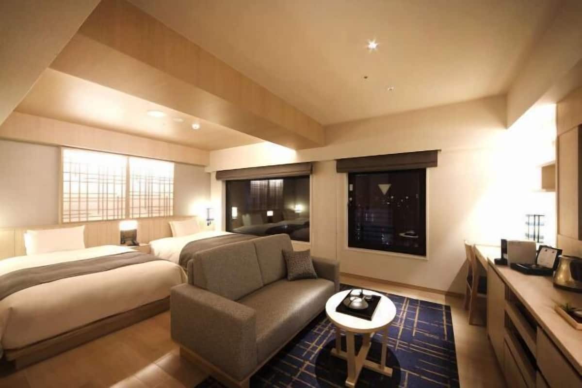 Edredons de pluma, cofres nos quartos, escrivaninha, cortinas blackout