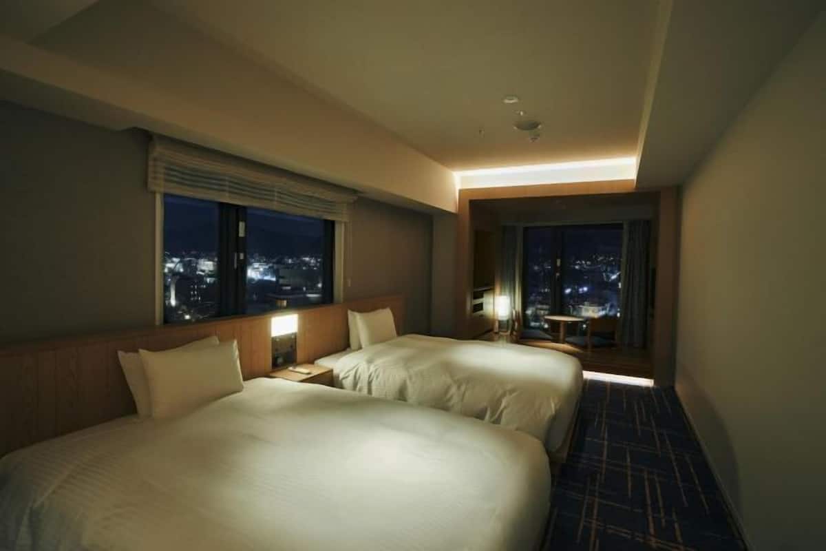 Edredons de pluma, cofres nos quartos, escrivaninha, cortinas blackout