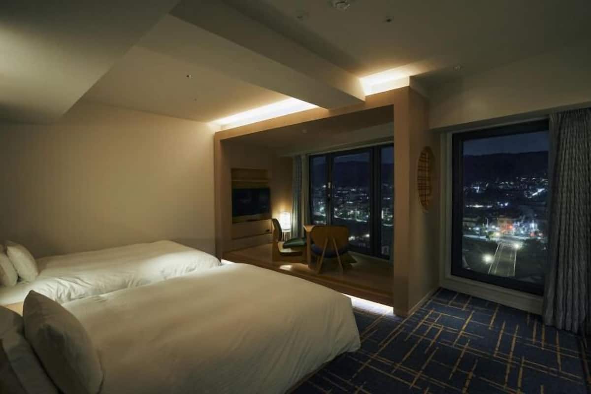 Edredons de pluma, cofres nos quartos, escrivaninha, cortinas blackout