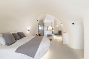 Deluxe Suite with Private Jacuzzi | 1 quarto, cofres nos quartos, escrivaninha, quartos à prova de som