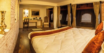 Quarto luxo, 1 cama King | Escrivaninha, espaço de trabalho para notebook, Wi-Fi de cortesia