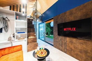 Casa Móvel Design, pátio, vista para o jardim | Televisão