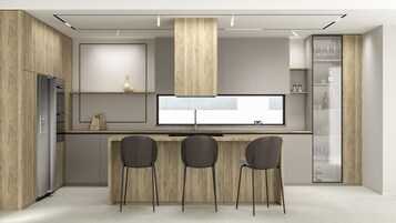 Um frigorífico/congelador grande, um micro-ondas, um forno 