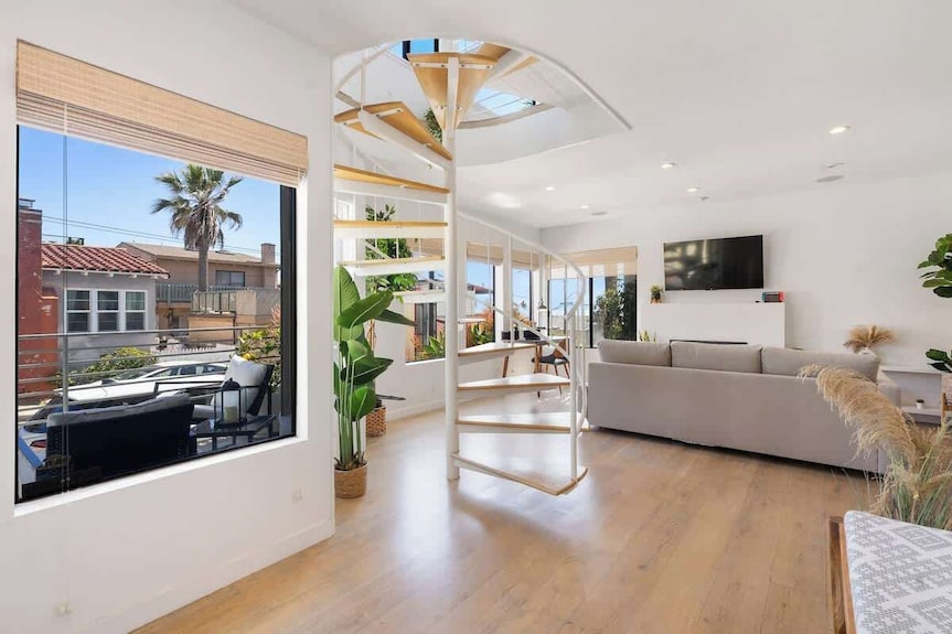 Luxe Retreat Steps To Beach & Shops | Free Parking - Los Angeles Airport (LAX)