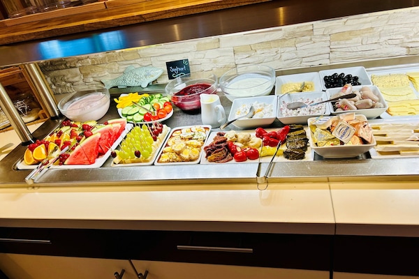 Café da manhã com buffet grátis todos os dias