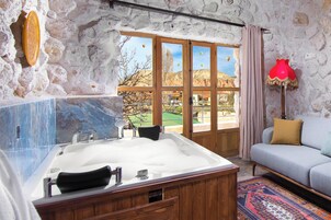 Quarto Deluxe, banheira, vista para o vale | Sala de estar | Televisor LCD de 32 polegadas com canais via satélite 