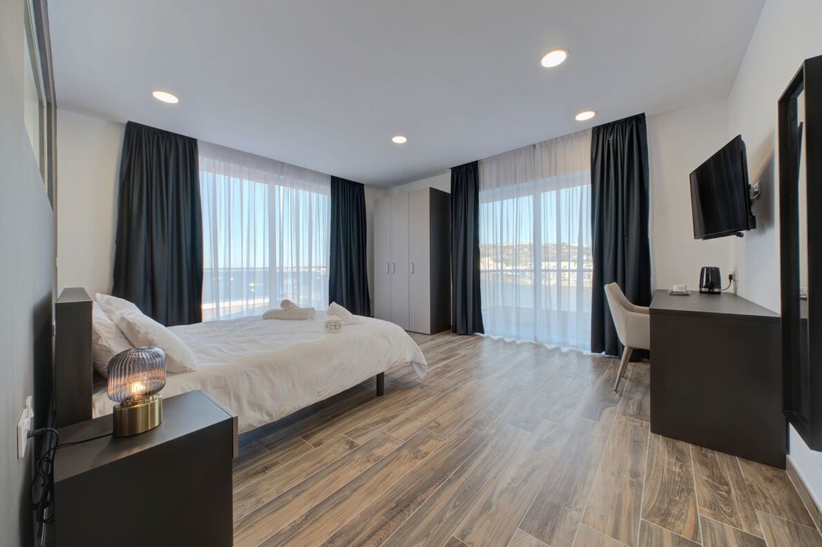 Superior Studio, Sea View, Terrace | Cofre no quarto, secretária 