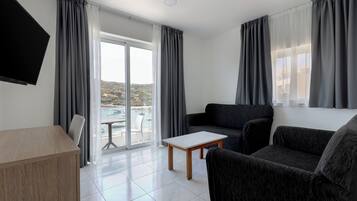 Apartamento Deluxe, varanda, vista para o mar | Sala de estar