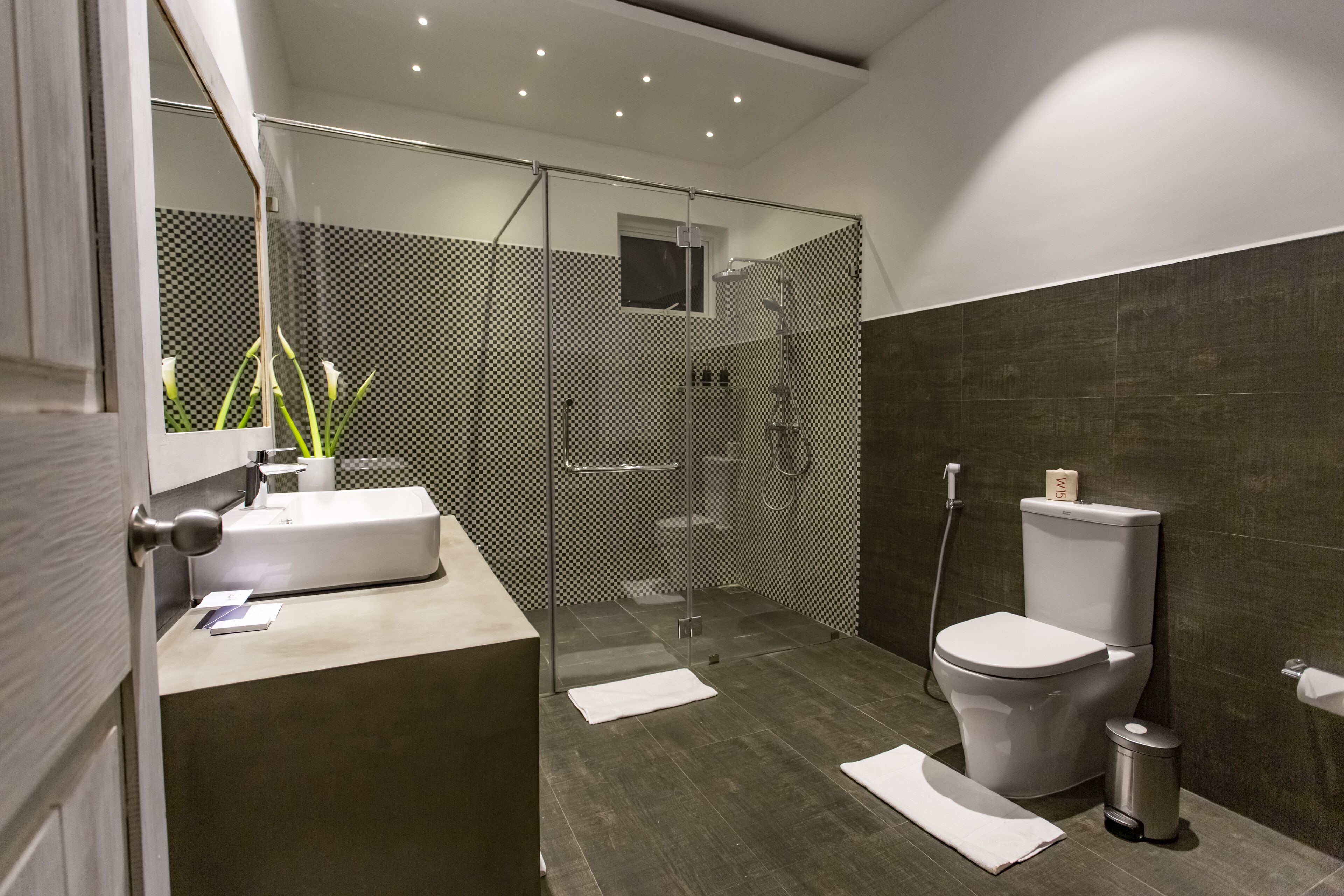Quarto standard | Banheiro | Chuveiro, chuveiro com efeito de chuva, produtos de toalete grátis 