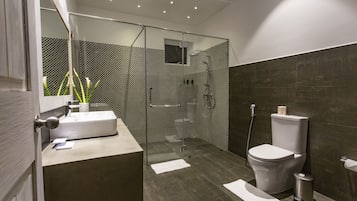 Quarto standard | Banheiro | Chuveiro, chuveiro com efeito de chuva, produtos de toalete grátis