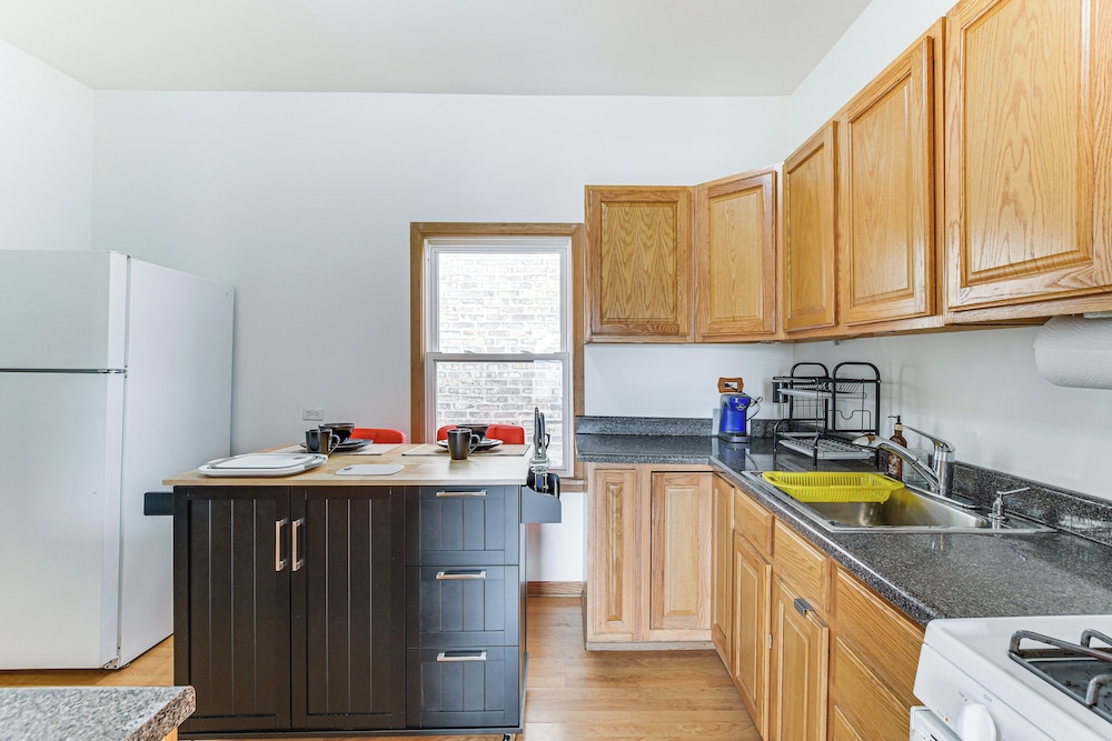 8 Mi To Chicago: Oak Park Home W/ Fenced Backyard! - Chicago