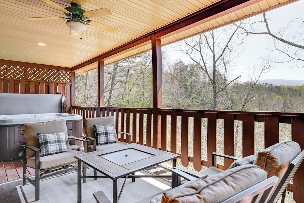 Cozy Sevierville Cabin W/ Hot Tub, Mountain Views! - Gatlinburg, TN