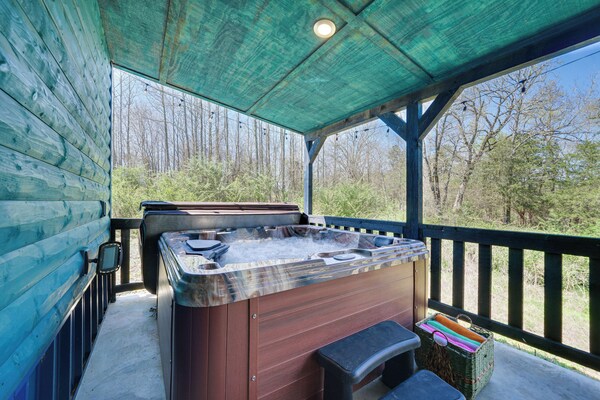 Broken Bow Cabin W/ Hot Tub, Fire Pit & Creek View - Broken Bow, OK