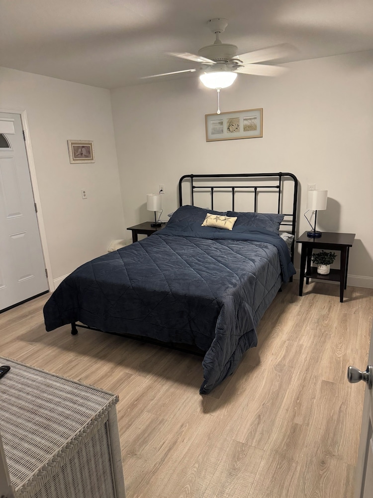 2 Bedroom 1 Full Bath cottage minutes to beach or bay. 3 Person Max ...