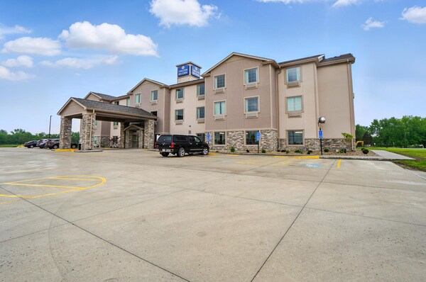 Cobblestone Hotel & Suites-russellspoint - Indian Lake, OH
