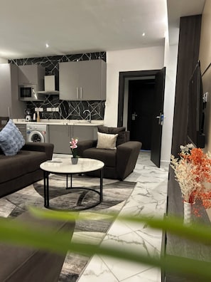 Apartamento presidencial | Área de estar | Smart TV 60 polegadas com canais via satélite