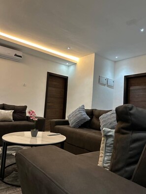 Apartamento presidencial | Área de estar | Smart TV 60 polegadas com canais via satélite