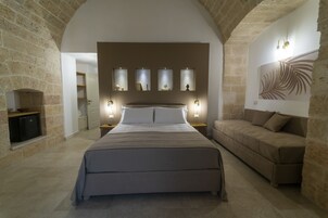 Roupas de cama premium, camas com colchões pillow-top, frigobar