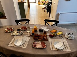 Café da manhã com buffet grátis todos os dias