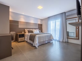 Quarto luxo | Roupas de cama antialérgicas, camas com colchões pillow-top, frigobar