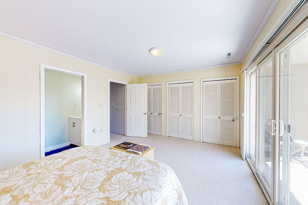 Ultimate Beach Getaway With Ocean View, Open Layout, Garage Parking, & Streaming - Ocean City, MD