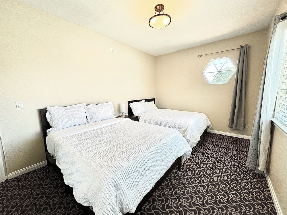 Convenient Located Warming Large 4 Bedroom 3 Bath Home Near Dtla Over 2,100 Sf - Monrovia, CA