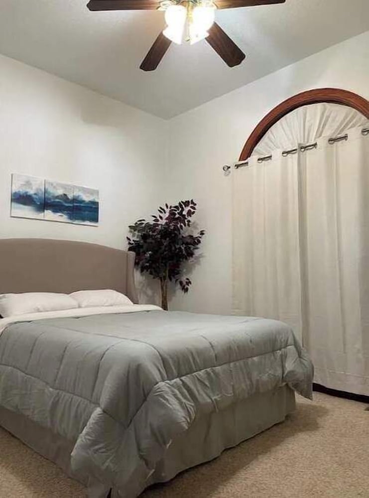 Hello Guests, Welcome To Our Ranch House In A Quiet Neighborhood. - West Des Moines, IA