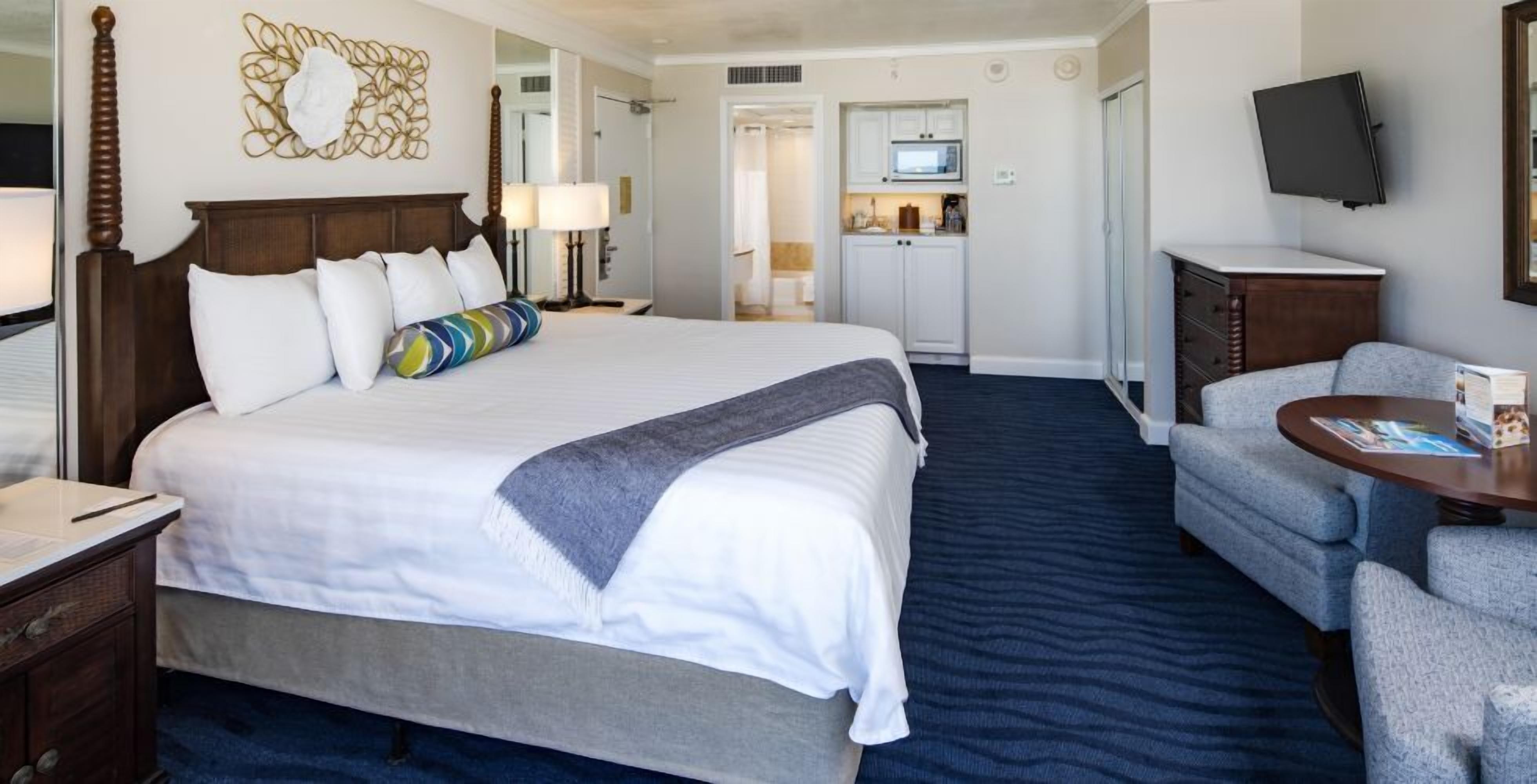 Gulf Front View With Balcony 1 King Bed At Island Grand At Tradewinds - Treasure Island, FL