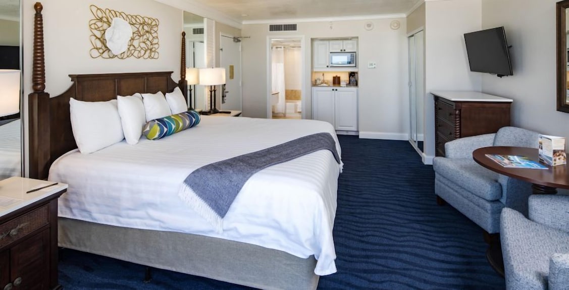 Gulf Front View With Balcony 1 King Bed At Island Grand At Tradewinds - Treasure Island, FL