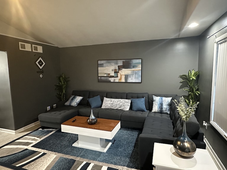 Retreat To My Beautiful Contemporary Home In The Mountain State - 모건타운