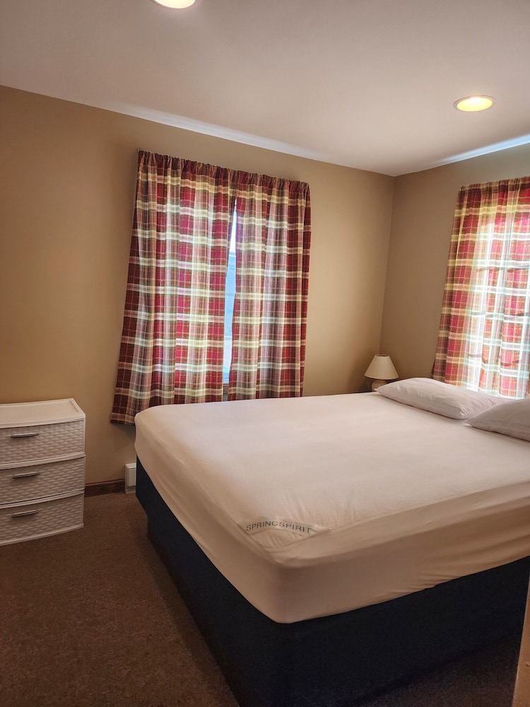 Cozy Channel House on lake - w beach & dock - Branch County | Vrbo