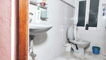 Um polibã, chinelos, toalhas fornecidas