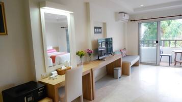 Superior Twin with Mountain View | Cortinas/cortinados opacos, Wi-fi grátis