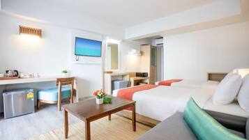 Deluxe Twin with Pool View | Cortinas/cortinados opacos, Wi-fi grátis