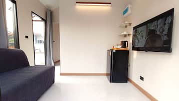 Bungalow Comfort, ar condicionado | Sala de estar | Smart TV de 45 polegadas com canais digitais