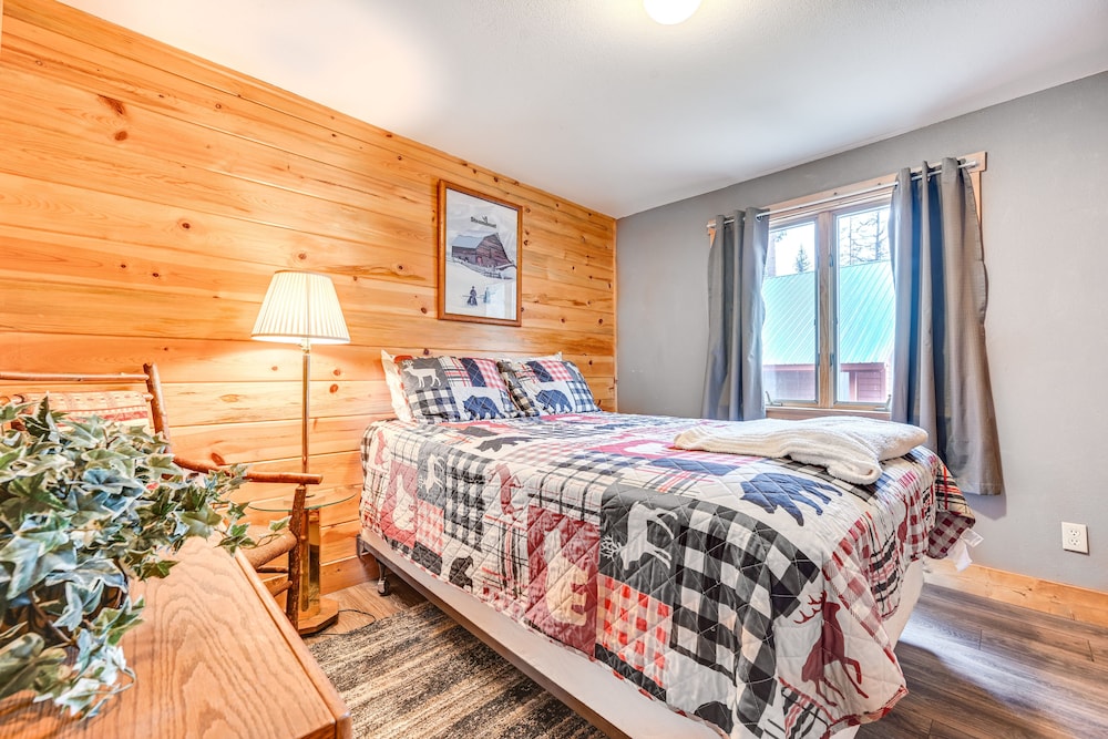 Secluded Bigfork Cabin W/ Canoes & Views! - Montana