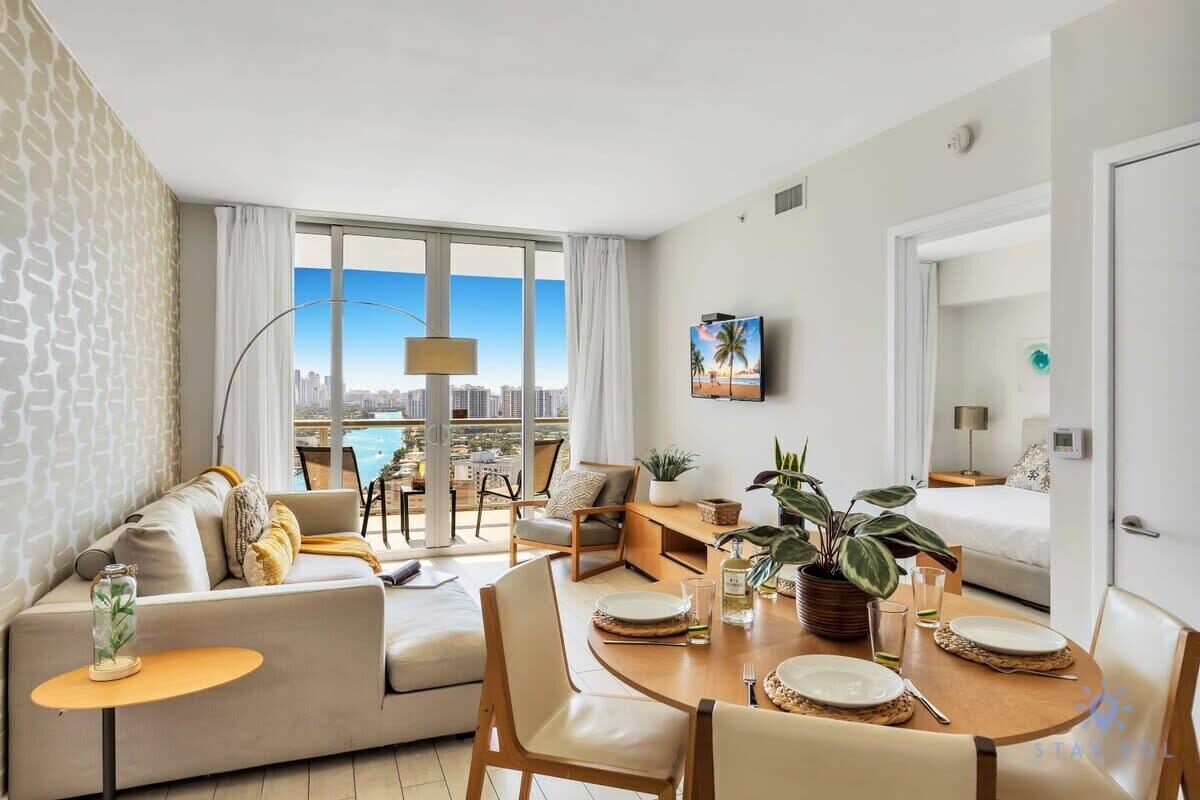 Infinite View| Balcony+ Amazing Pool+ Near Beach - Hallandale Beach, FL