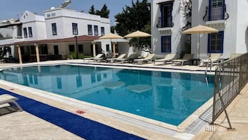 Piscina externa sazonal, funciona das 8h às 20h, guarda-sóis