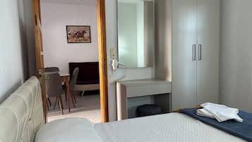 1 quarto, escrivaninha, roupa de cama